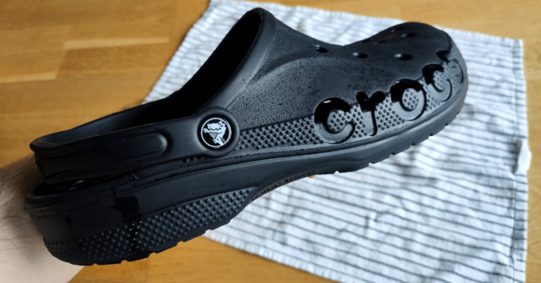 How to unshrink Crocs [5 simple methods] - cleanerd.com